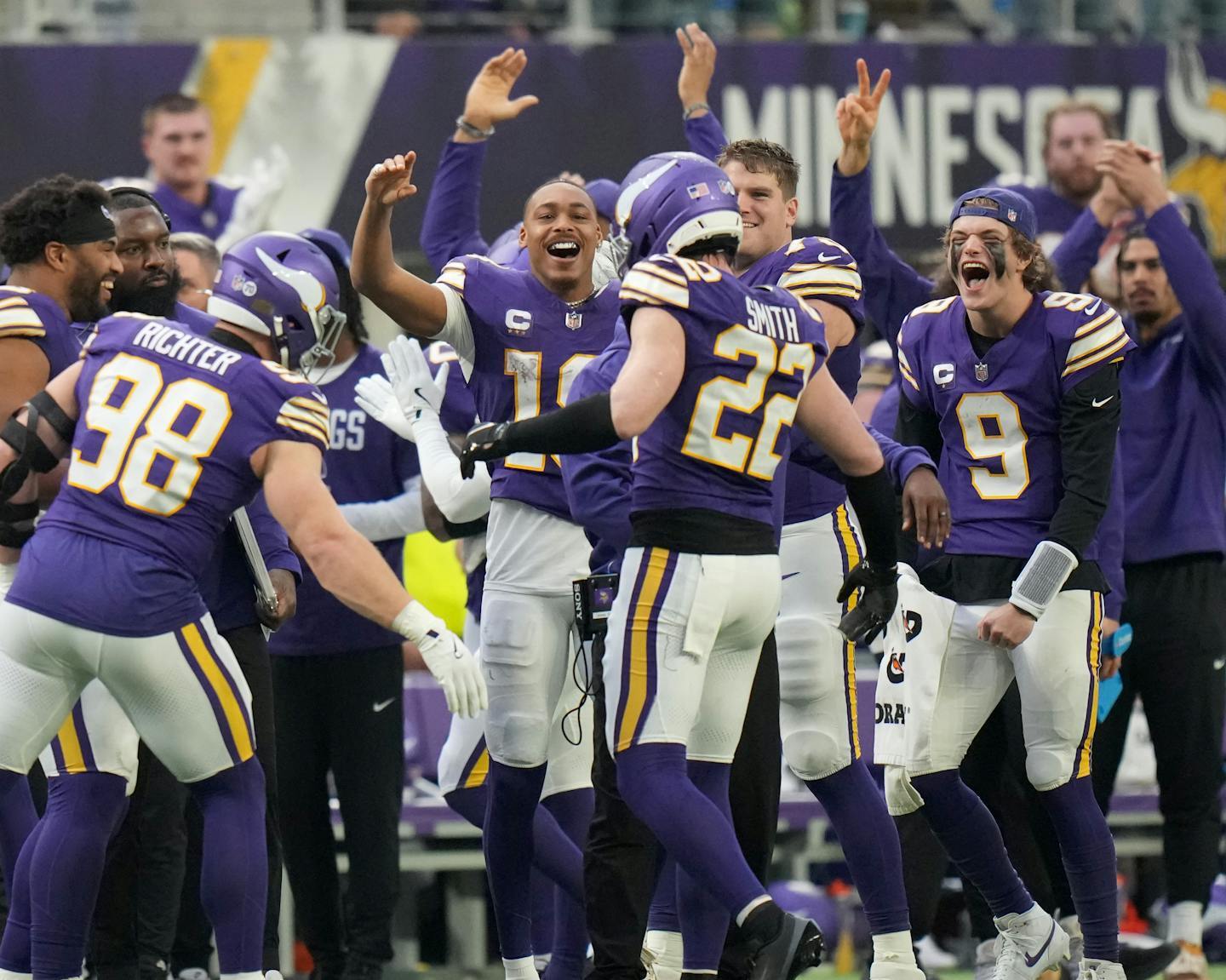 Recap: How the Vikings reached milestones, celebrated their veterans ...