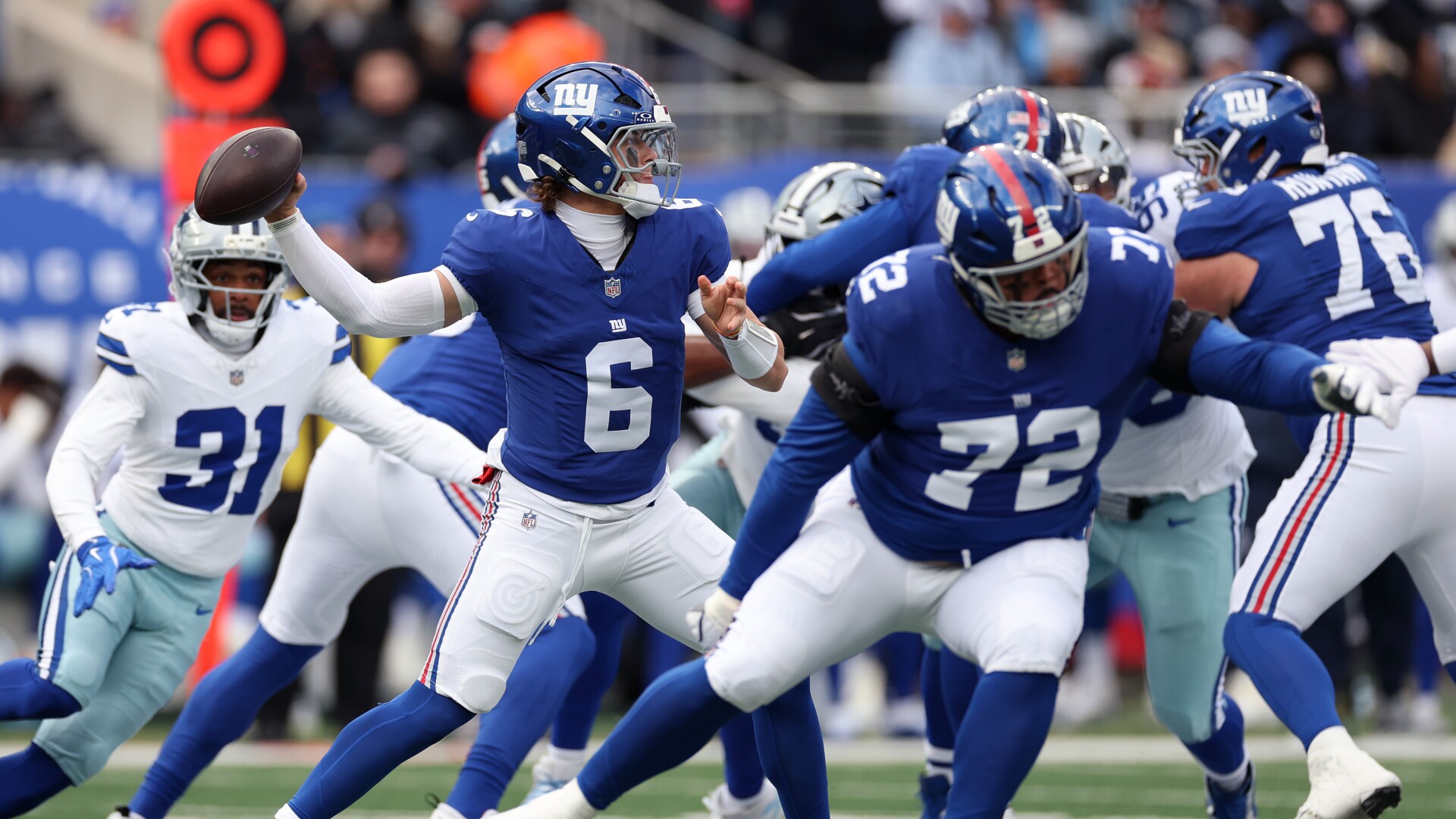 Giants lead Cowboys 16-10 at halftime