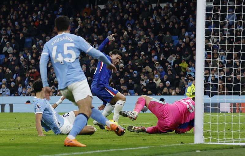 Soccer-injury-time Fernandez goal gives Chelsea 1-1 draw with Man City
