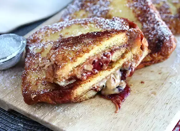 French toast con burro di arachidi e confettura di frutti rossi