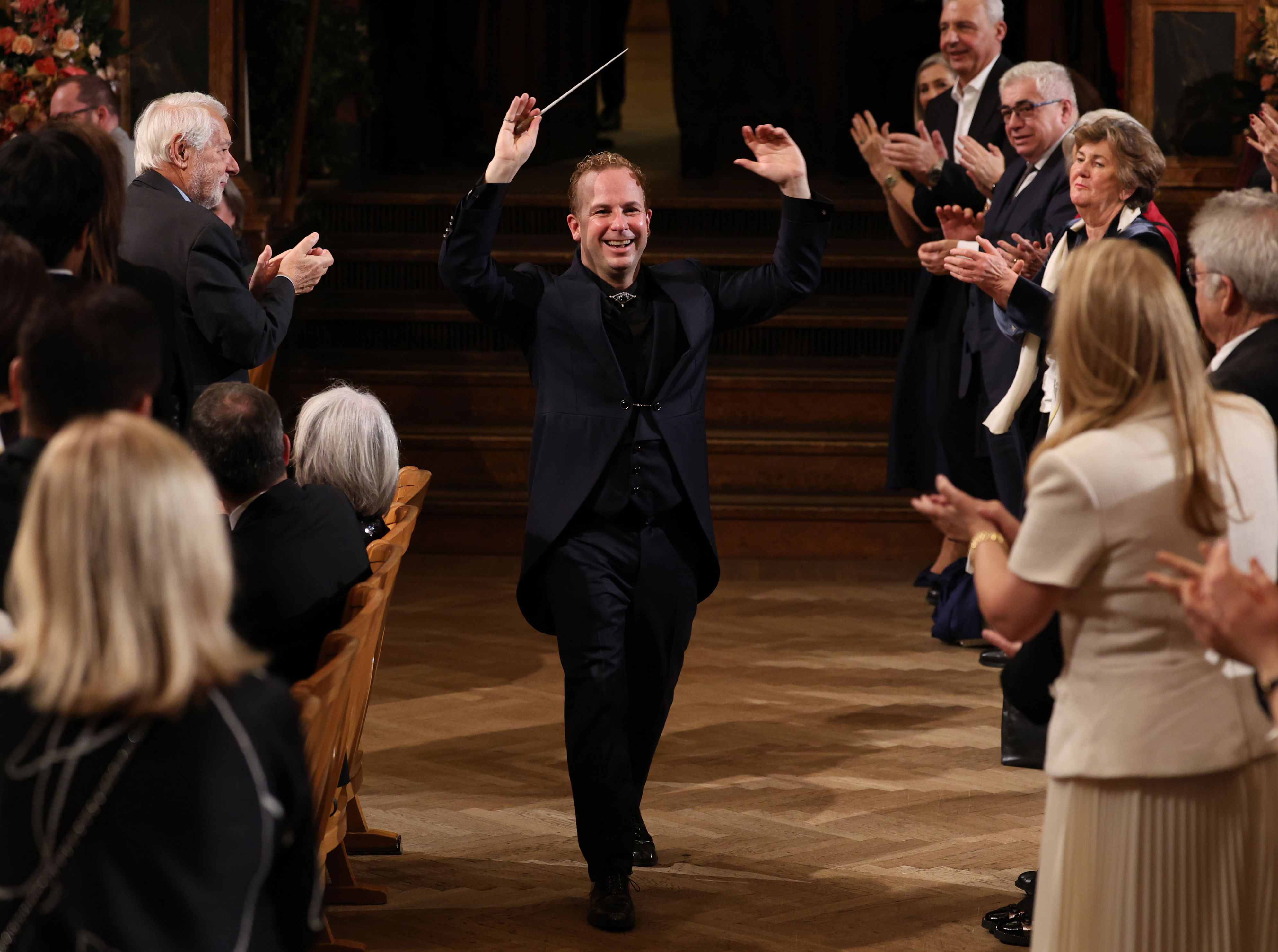 Vienna Philharmonic conductor engages audience during New Year's encore