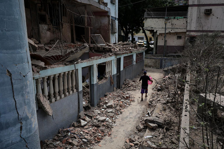 Venezuela latest: Trump threatens Colombia with military action