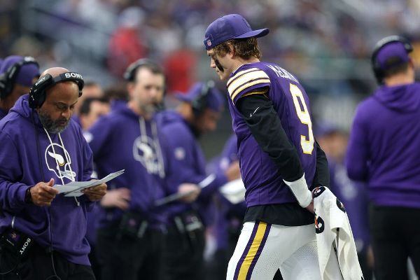 Vikings QB J.J. McCarthy (hand) ends season exiting early