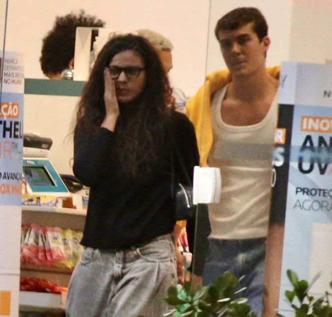 Está rolando? Bella Campos e Caio Manhente curtem cinema juntos