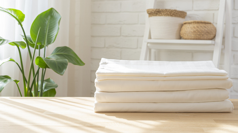 11 types of bedsheet materials and the best way to clean them