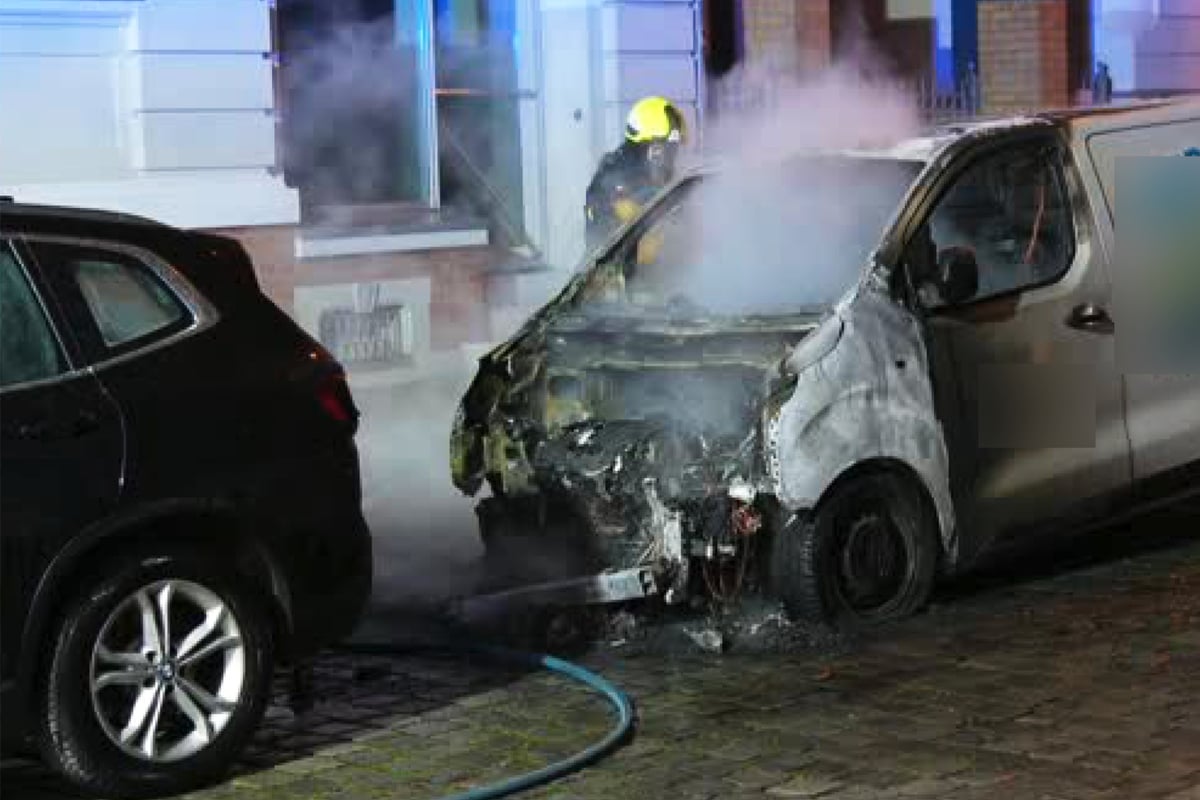 Transporter brennt in der Nacht in Leipzig völlig aus und beschädigt ...