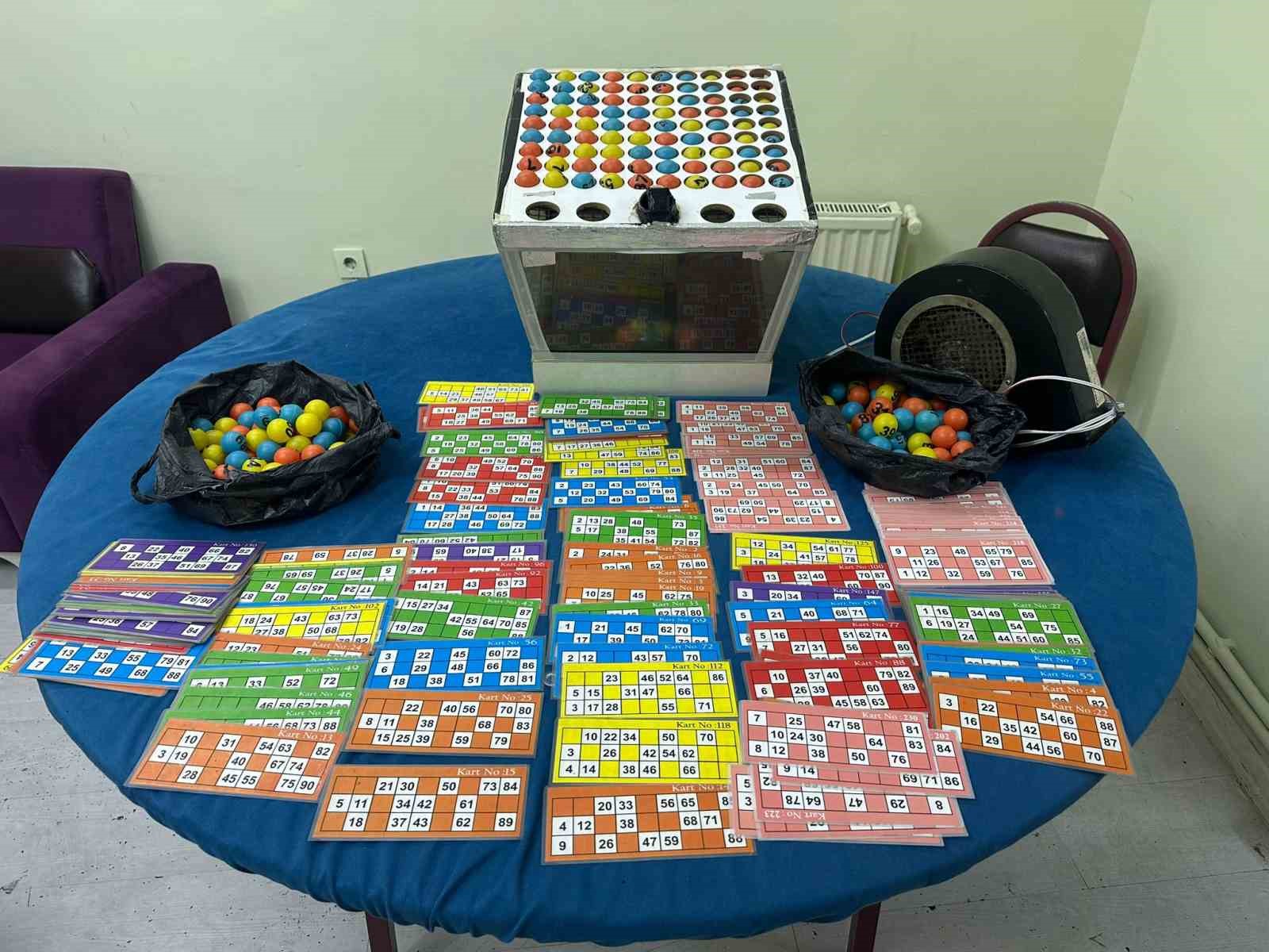 Kumar oynatılan mekana kapıyı ikiye bölerek giren polis, çatıdan ...