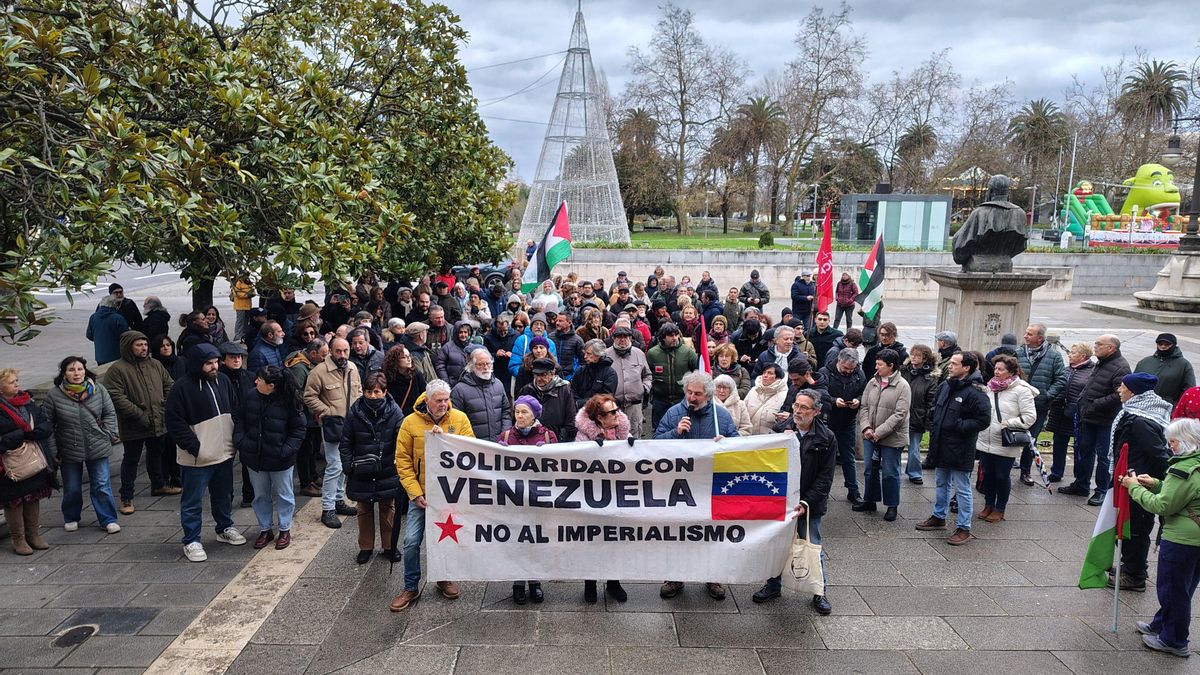 Un centenar de personas se concentra en Santander para condenar el ...
