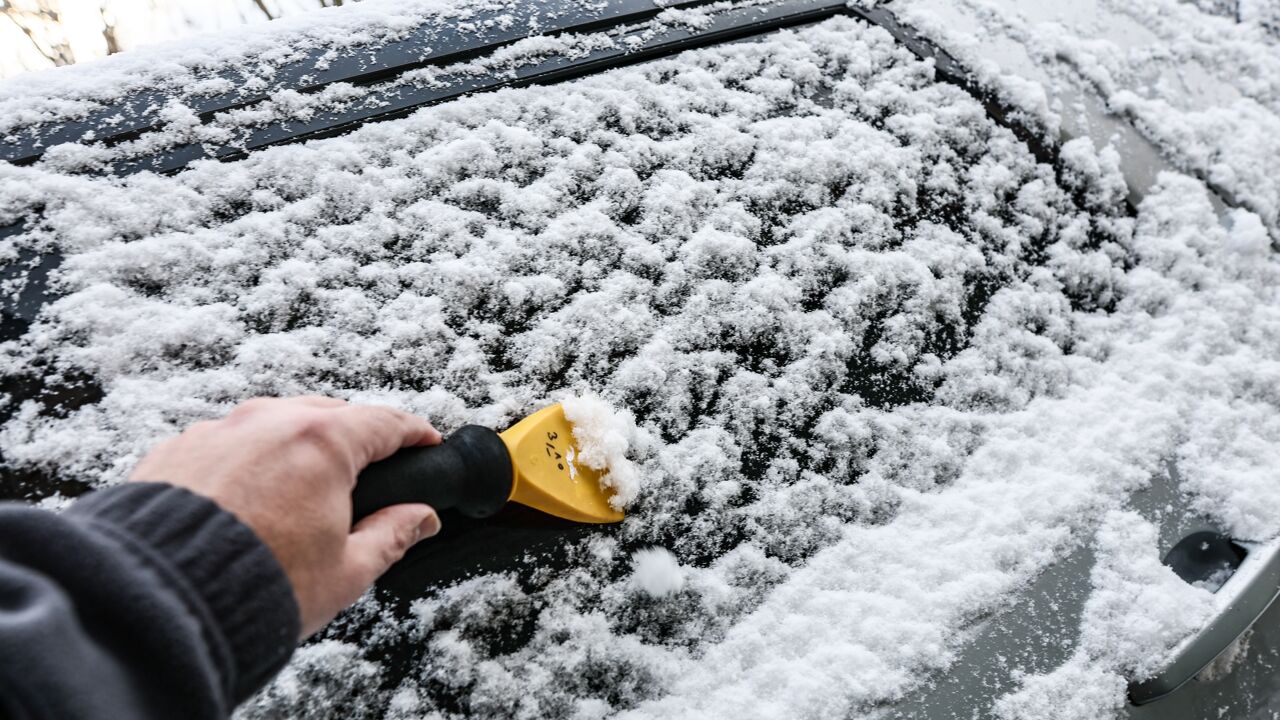 KMI verlengt code geel voor gladheid tot dinsdagmiddag, negen ...