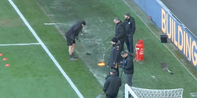 Weer hindert Engels voetbal: club gebruikt bizarre manier om veld ...