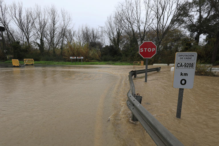 Inundaciones y tráfico marítimo cortado en el sur de España por una ...