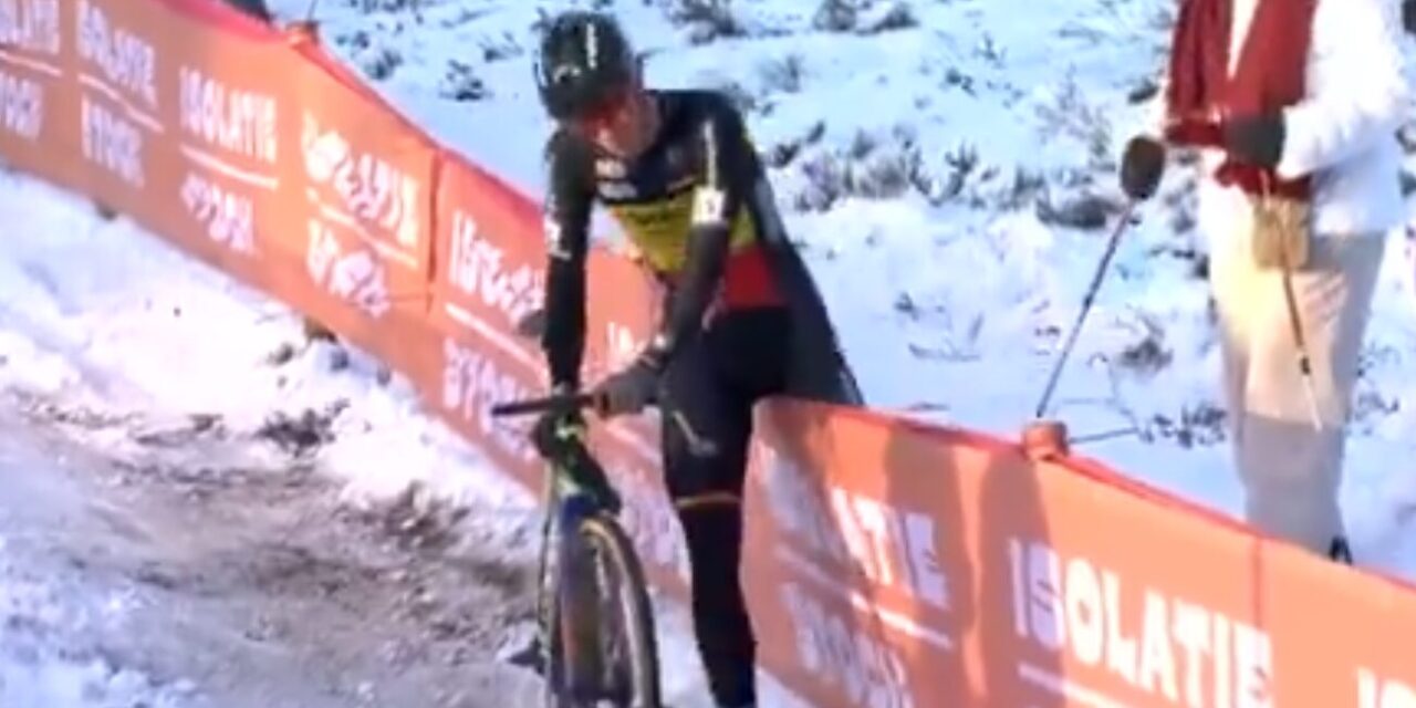 Thibau Nys ziet cross 'verpest' worden door stuurbreuk: "Kwam net echt ...