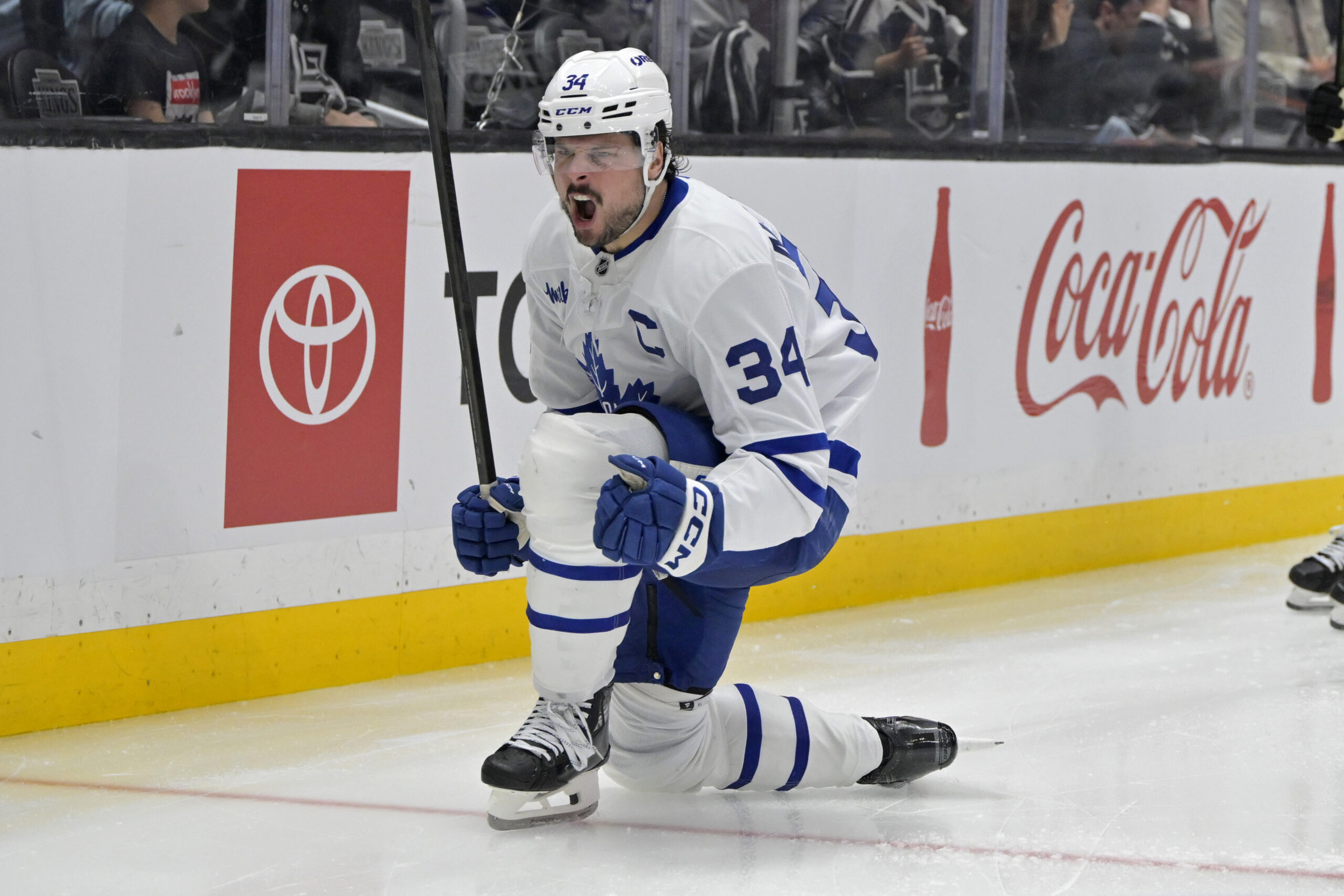 Maple Leafs’ bench clears to celebrate Auston Matthews’ franchise ...
