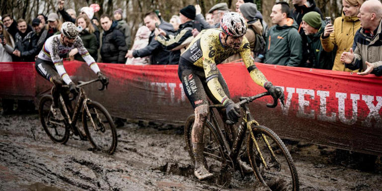 El cariñoso gesto de Van der Poel tras la lesión de su gran rival Van Aert