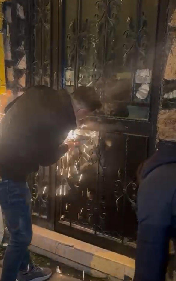 Kumar oynatılan mekana kapıyı ikiye bölerek giren polis, çatıdan ...