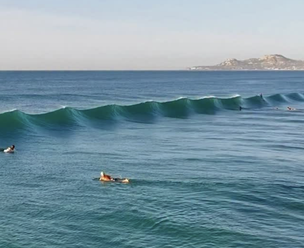 Trippy ‘infinity wave’ with endless peaks has surfers baffled (video)