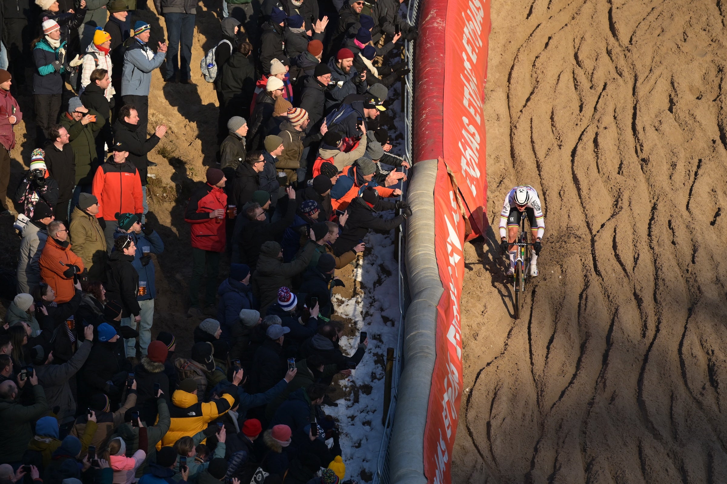 Mathieu van der Poel merciless in Zonhoven, shrugging off sand and snow ...