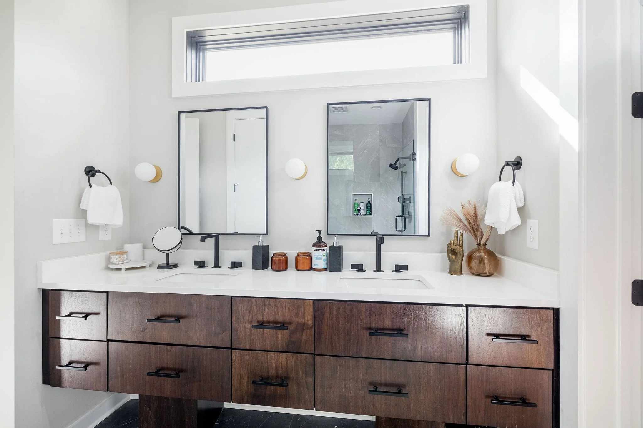 7 bathroom accessories designers always thrift—even for their fanciest ...