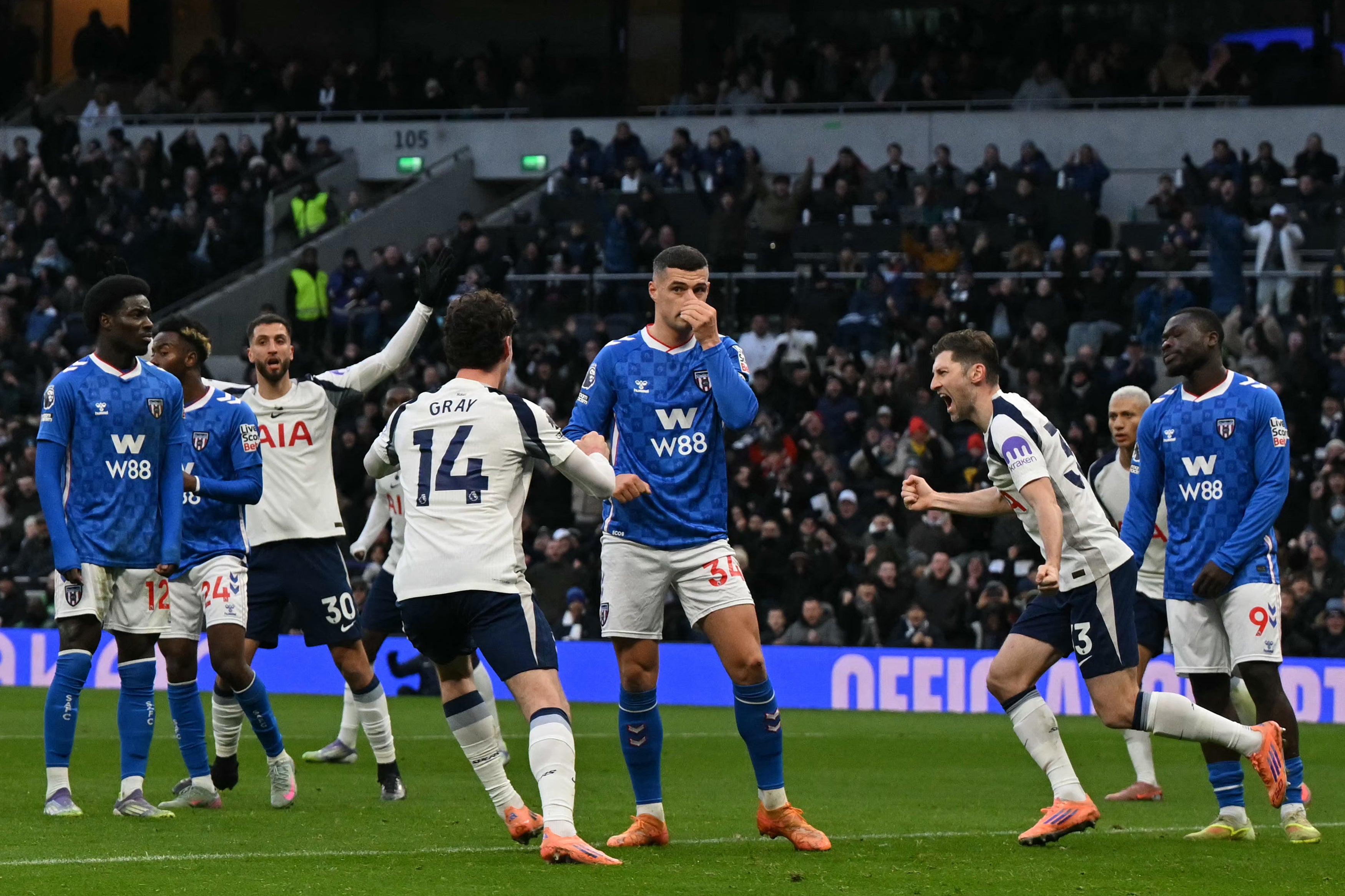 Tottenham booed off after Sunderland draw as pressure mounts on Frank