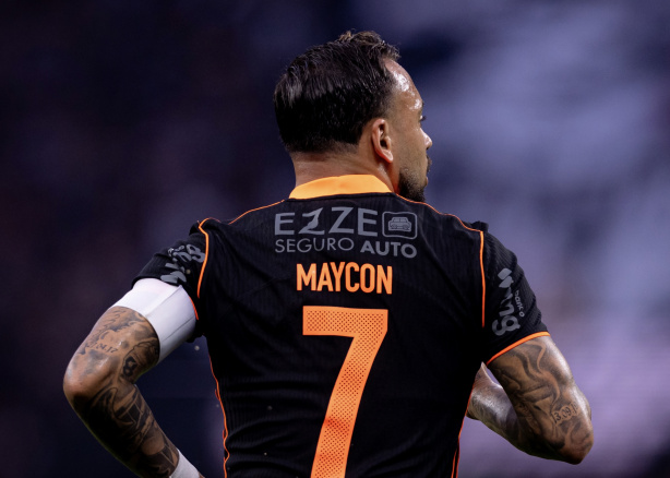 Maycon troca o Corinthians pelo Atlético-MG