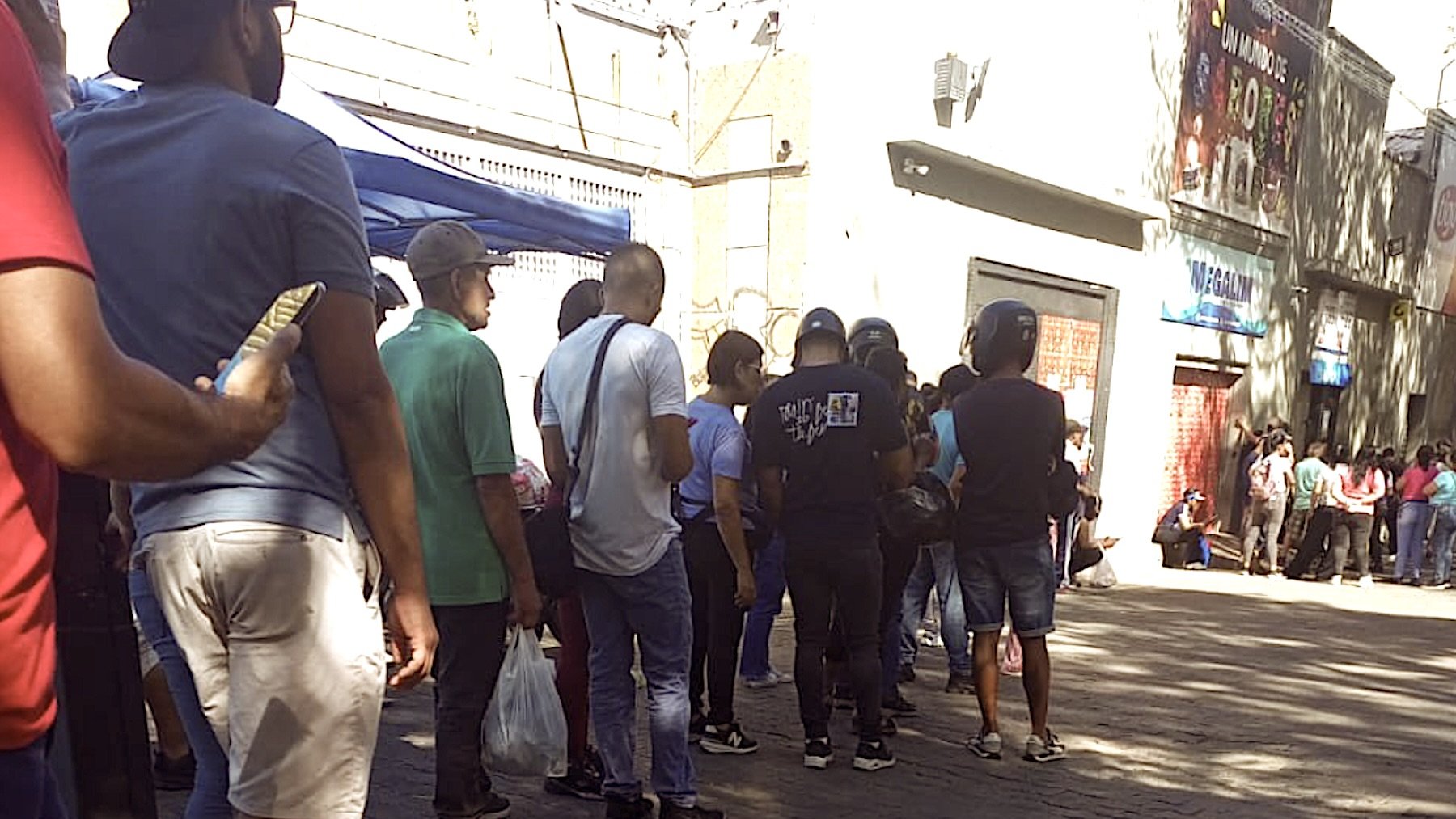 Grandes colas para comprar comida en Caracas y amplias zonas de ...