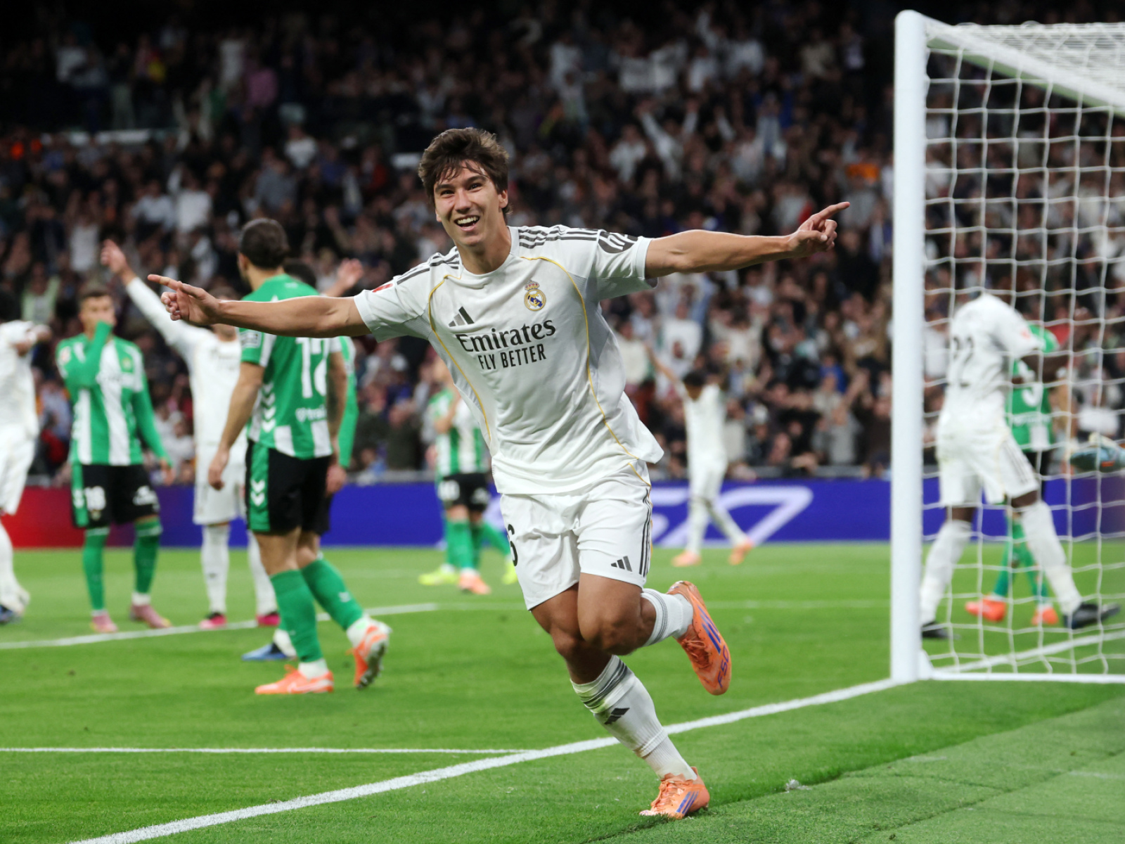 Real nach 5:1 gegen Betis wieder vier Punkte hinter Barca