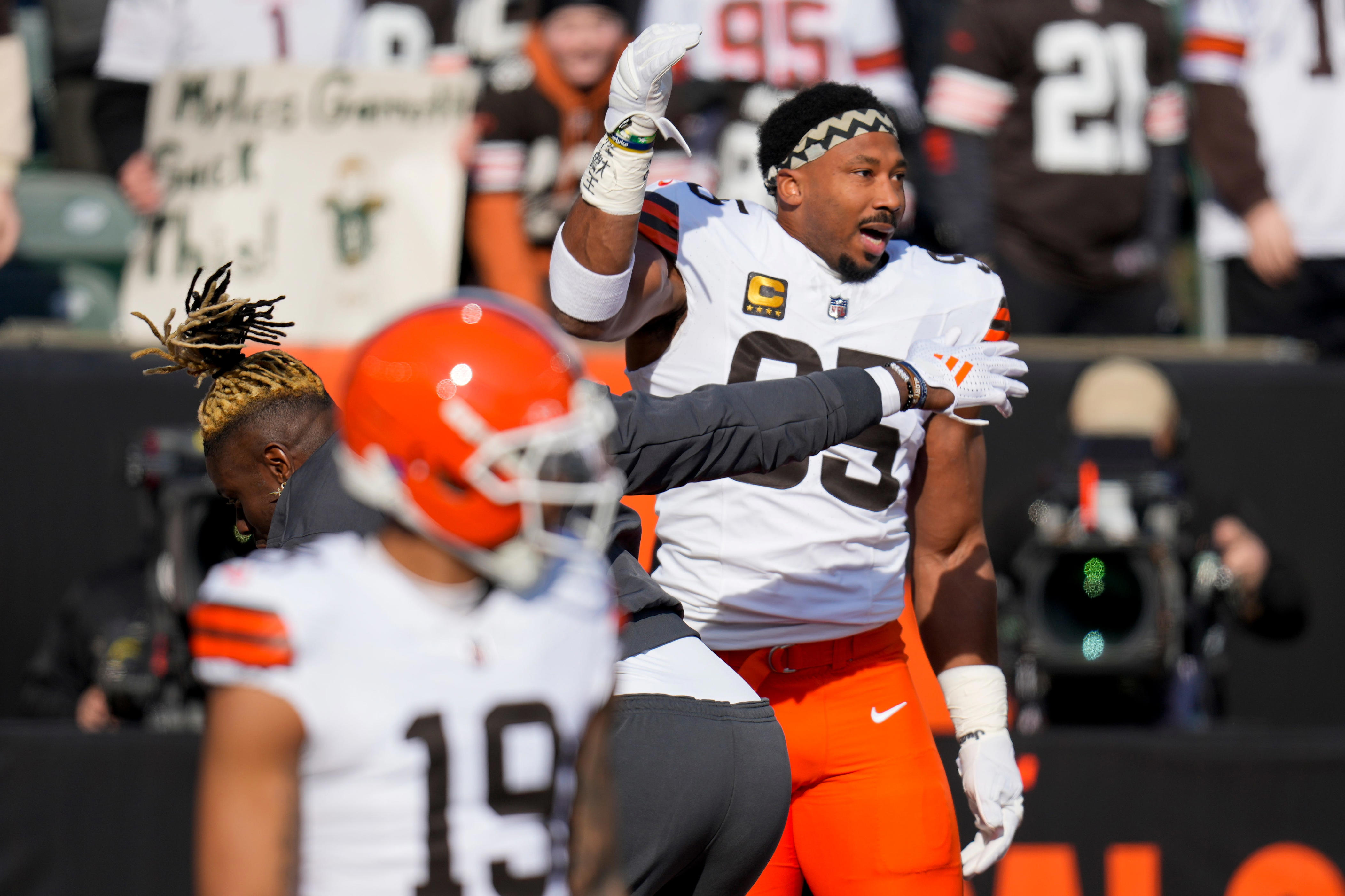 Browns defense scores again to build lead over Bengals