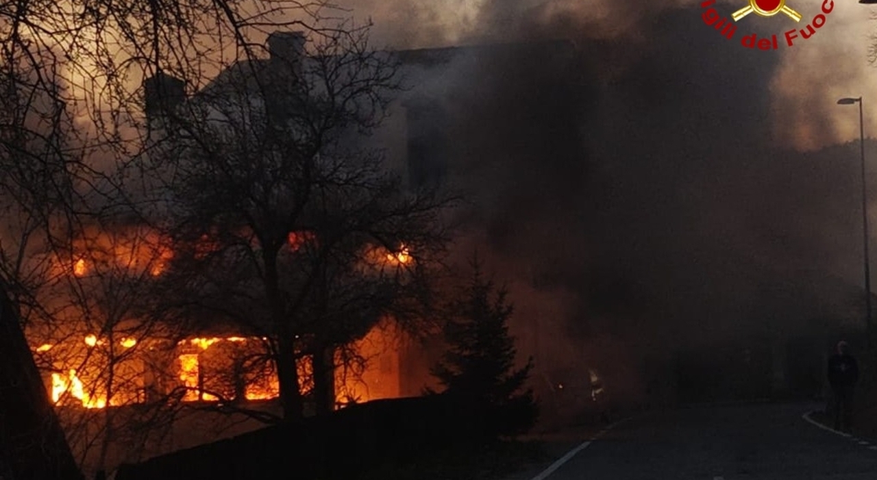 Incendio distrugge la casa, paura per il fumo nero e le fiamme alte ...