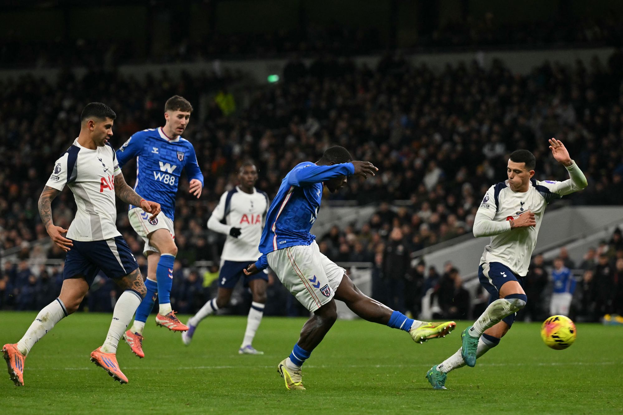 Tottenham booed off after Sunderland draw as pressure mounts on Frank