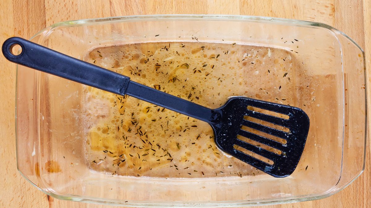 The simple pantry trick for cleaning greasy baking trays