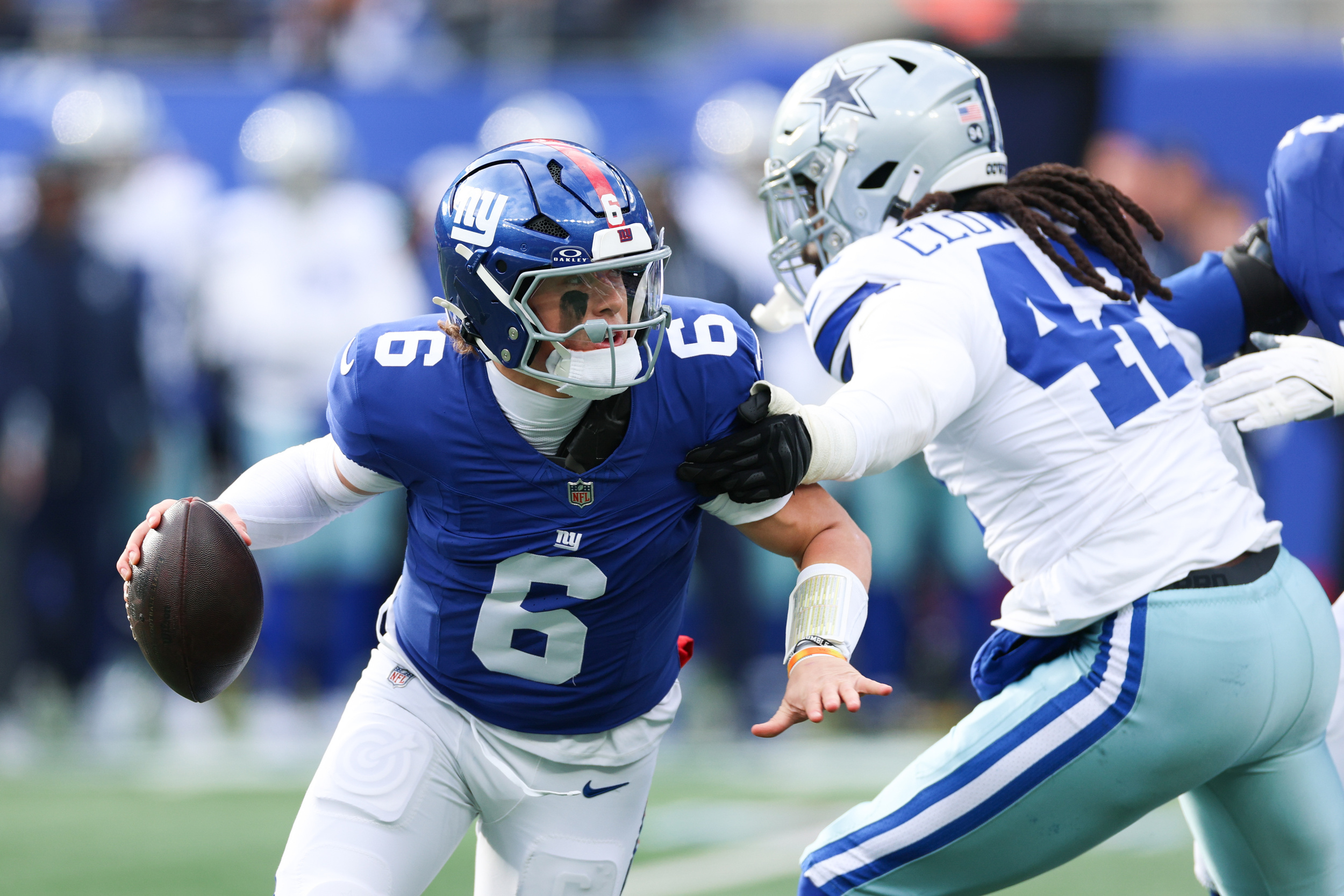 Jaxson Dart makes incredible improvised, Mahomes-esque TD throw vs. Cowboys