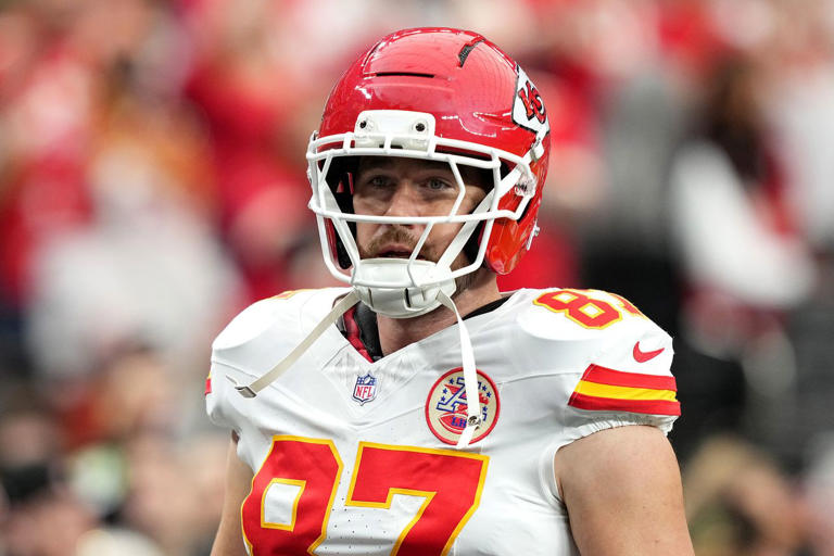 Patrick Mahomes cheers on Travis Kelce from home as the tight end nails ...