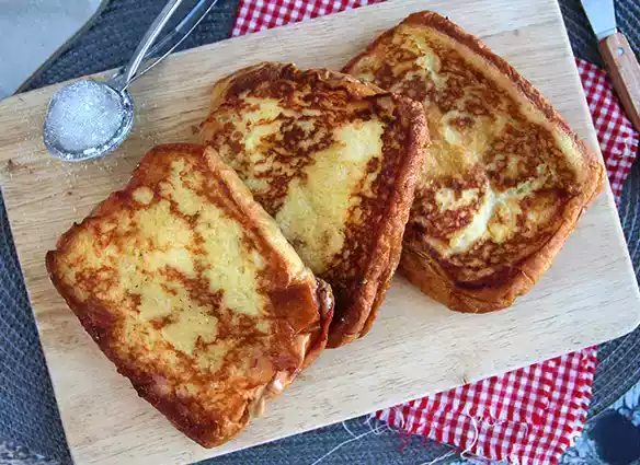 French toast con burro di arachidi e confettura di frutti rossi