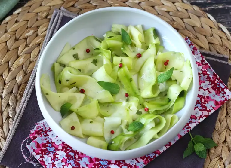 Courgettes marinées, le carpaccio de légumes parfait pour l'été!