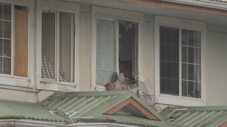 Firefighters extinguish apartment building fire in Kalihi