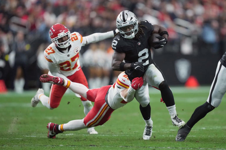 Carlson’s career-high field goal ends Raiders season on high note