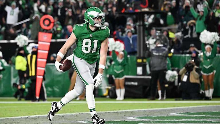 Eagles In A Struggle Vs. Commanders, While Lions Hold Haftime Lead In ...