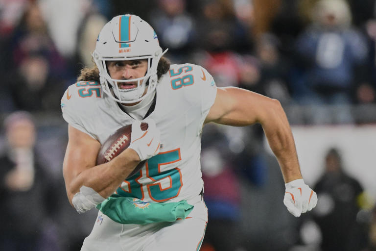 Miami Dolphins free agency: Top 5 players to prioritize; the salaries
