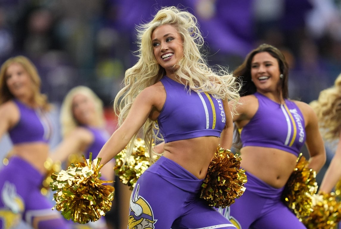 Stunning cheerleader photos from week 18 of the 2025 NFL season