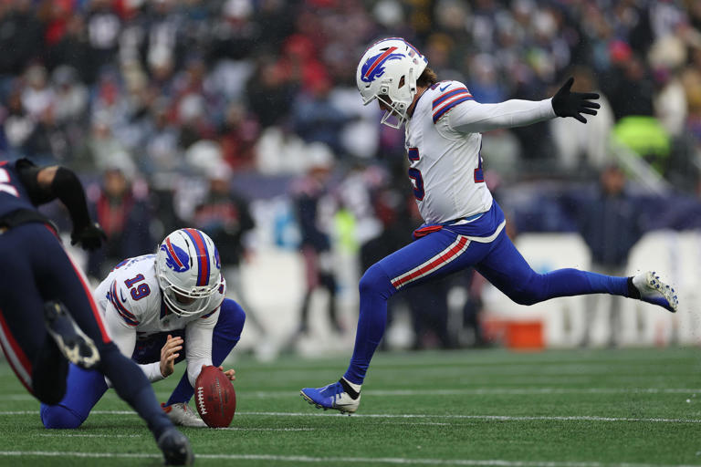 Who will be Bills kicker for playoffs? Matt Prater re-aggravates quad ...