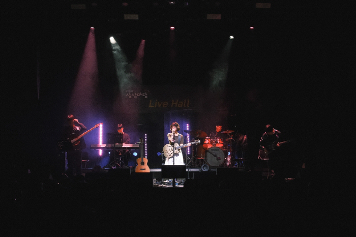 Singer-songwriter Kim Soo-young's national showcase...Prove a solid ...