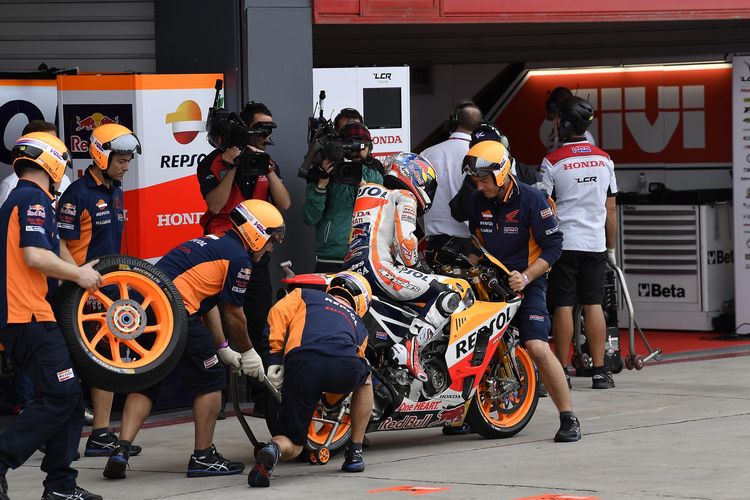 Inilah 7 profesi penting dan gak biasa di MotoGP dan Formula 1
