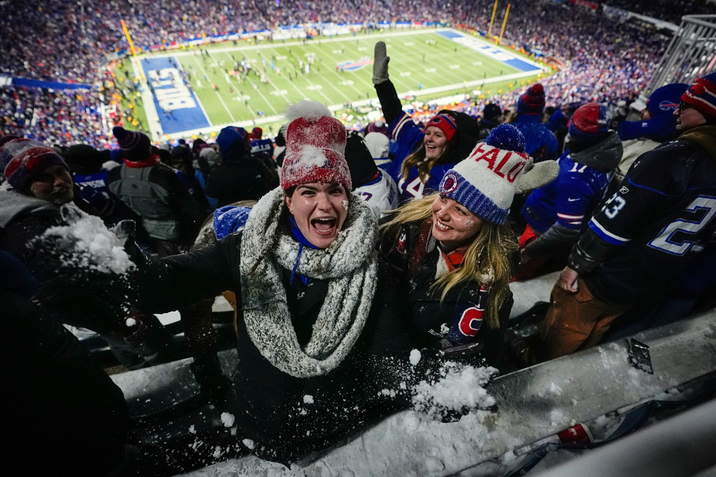 Bills fans brave snow, cold to celebrate final regular-season game at ...