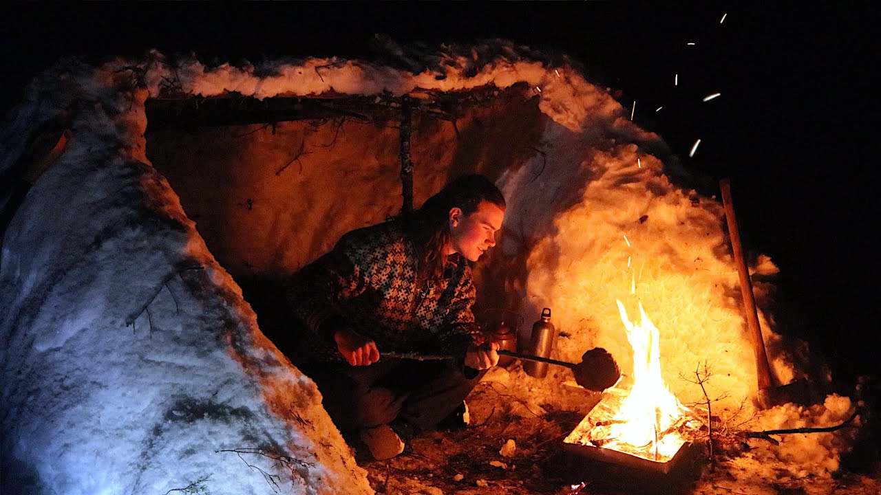 Building a survival shelter in heavy snow | Bushcraft, campfire cooking ...