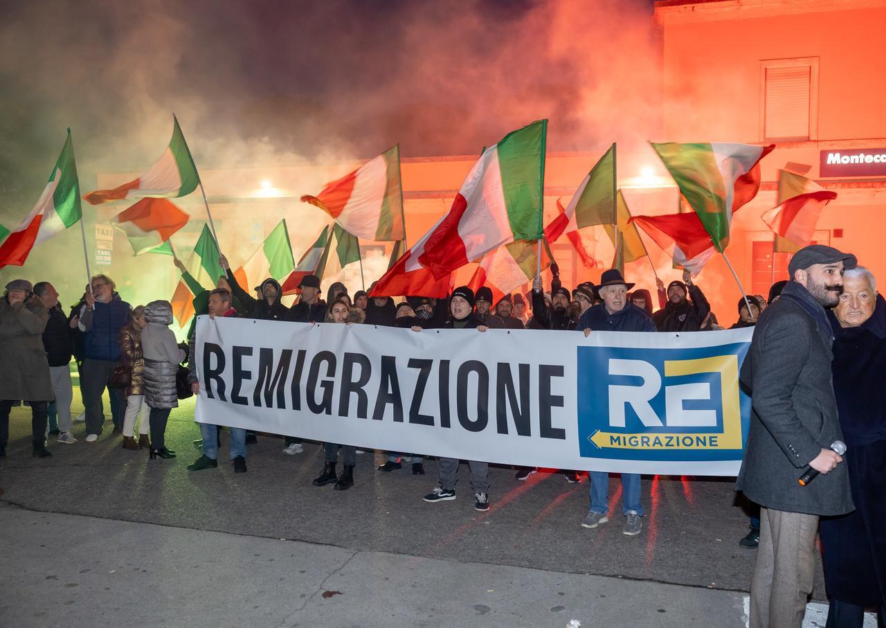Il sit-in di Remigrazione: "Sostegno alla legge"