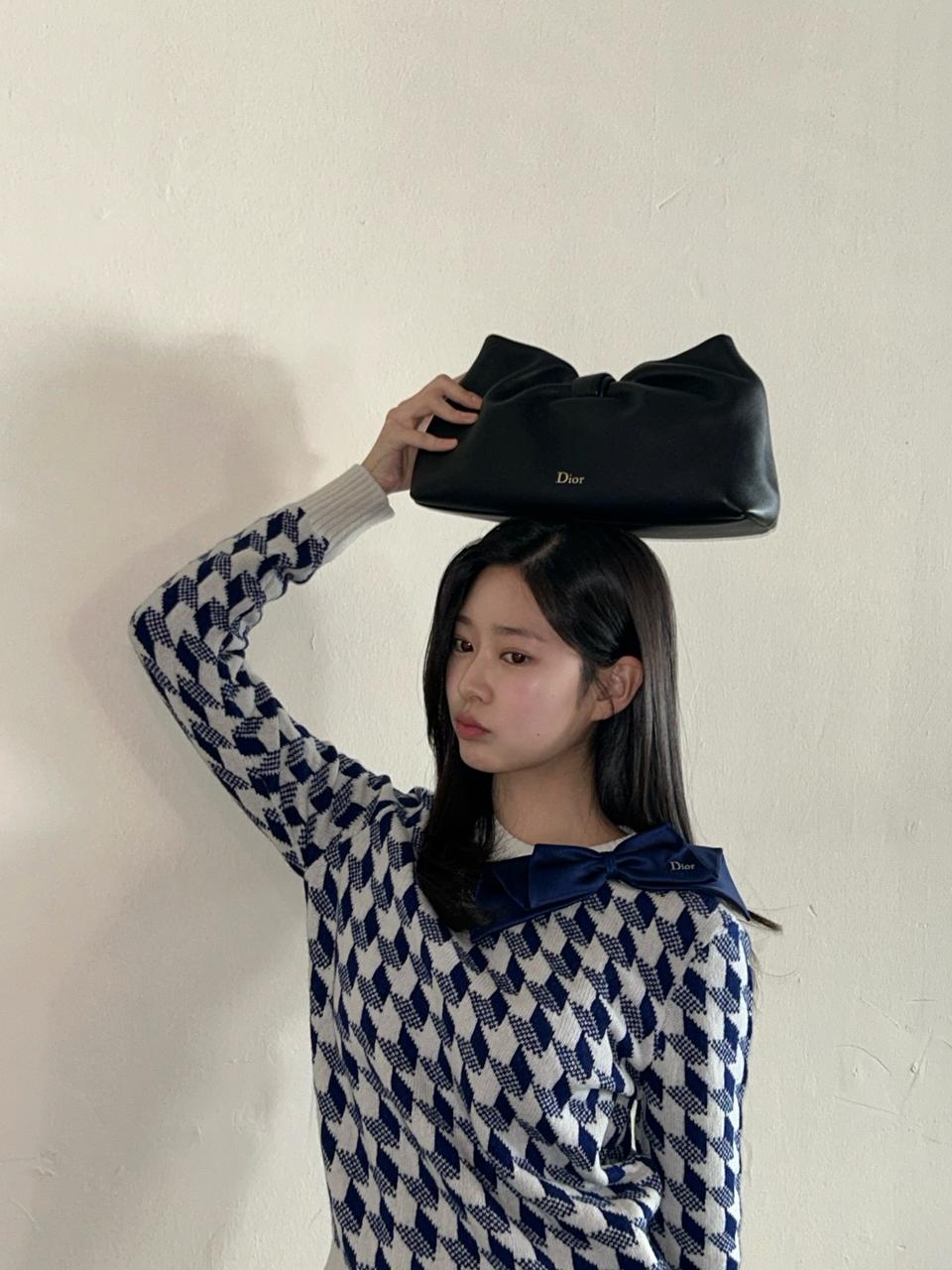 Dior Bow bag… 김민주, 겨울 햇살 속 청량미→감각적 비주얼