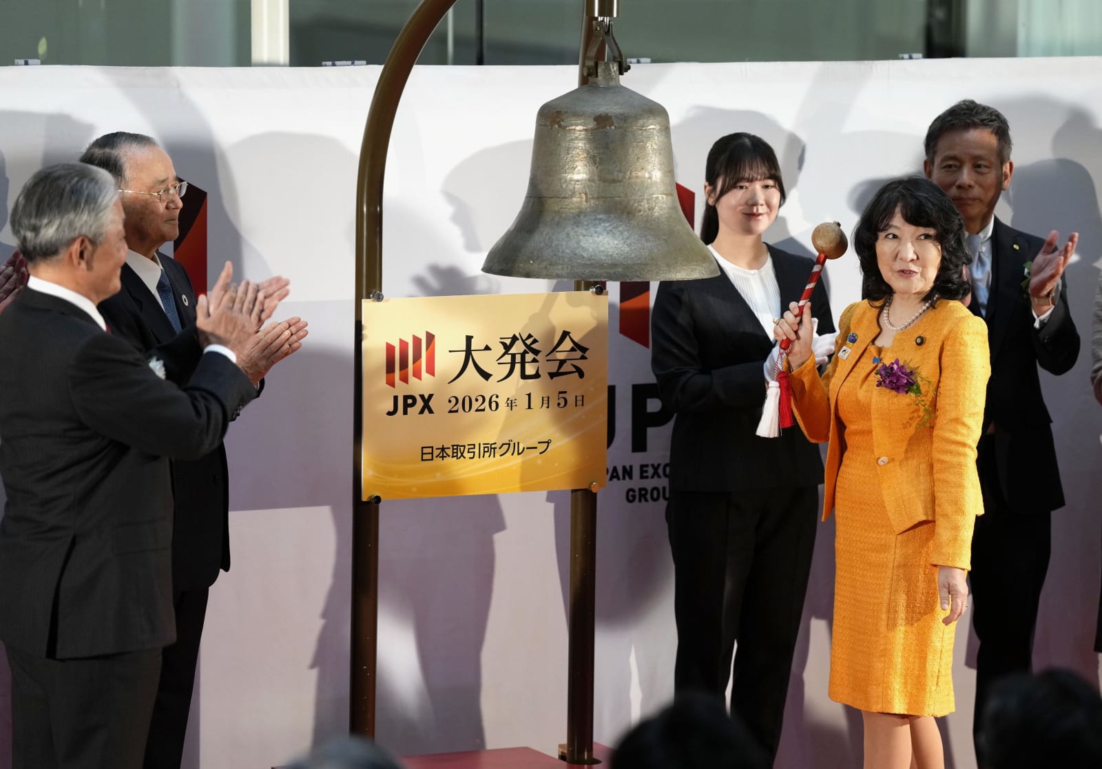 Tokyo stocks end morning up over 2% following US Dow Jones rise