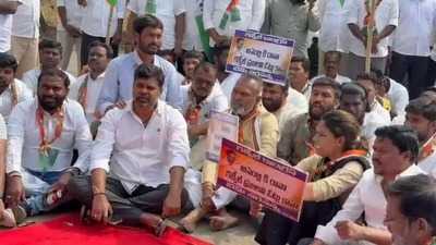 Telangana: Congress leaders protest at KCR's Siddipet residence