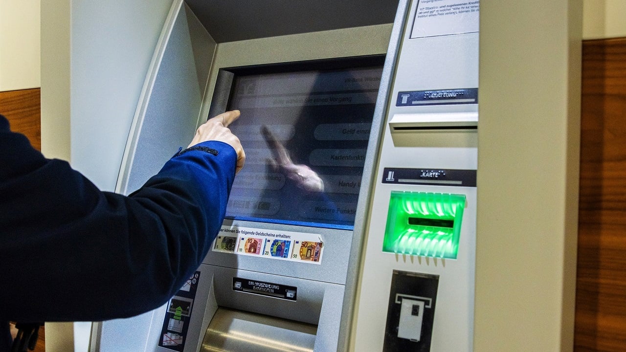 Retirer de l'argent au guichet : les distributeurs de banques sont ...