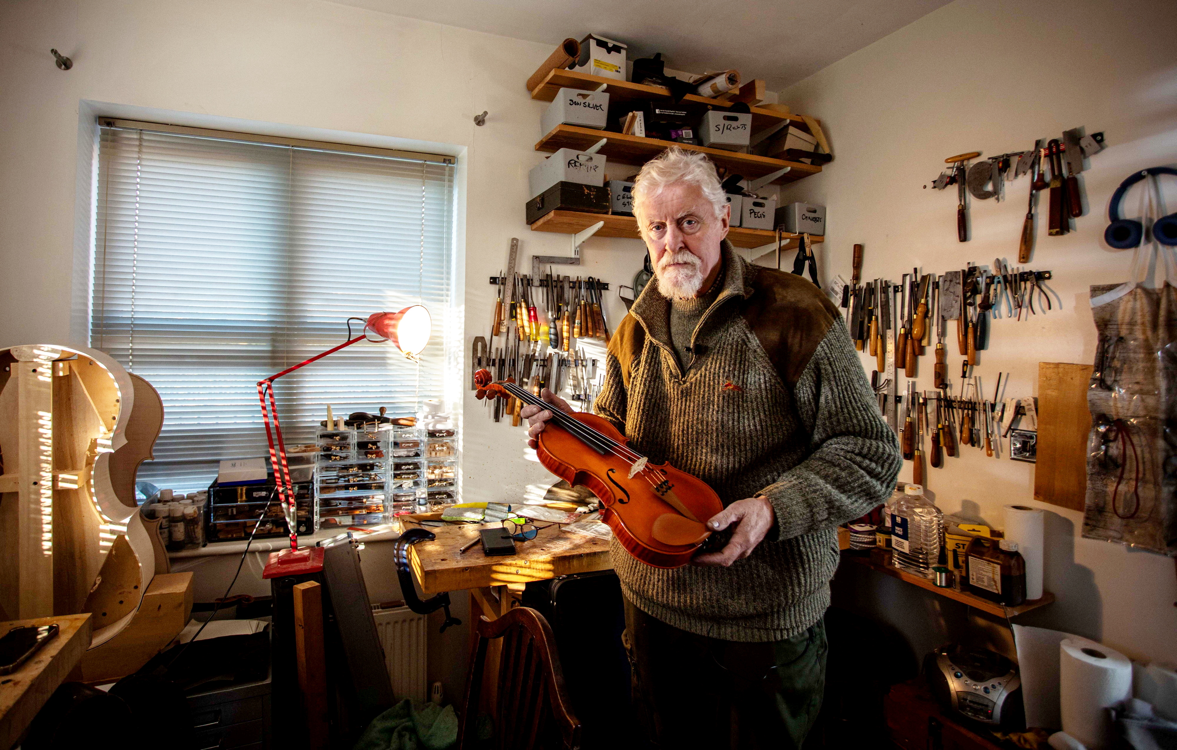 43 inspirational pictures of one of the last violin makers in Britain ...